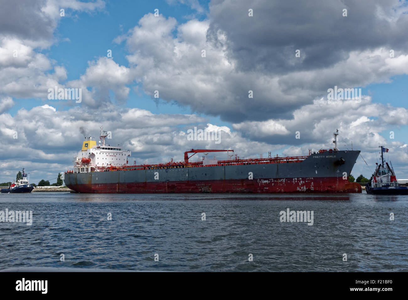 Tanker docks hi-res stock photography and images - Alamy