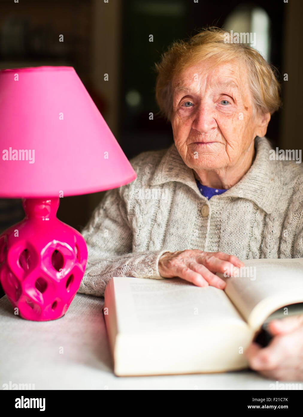 Woman reading sitting table hi-res stock photography and images - Alamy