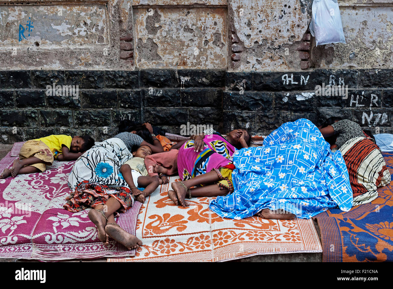 India, Maharashtra, Mumbai, Homeless family asleep on a pavement in ...