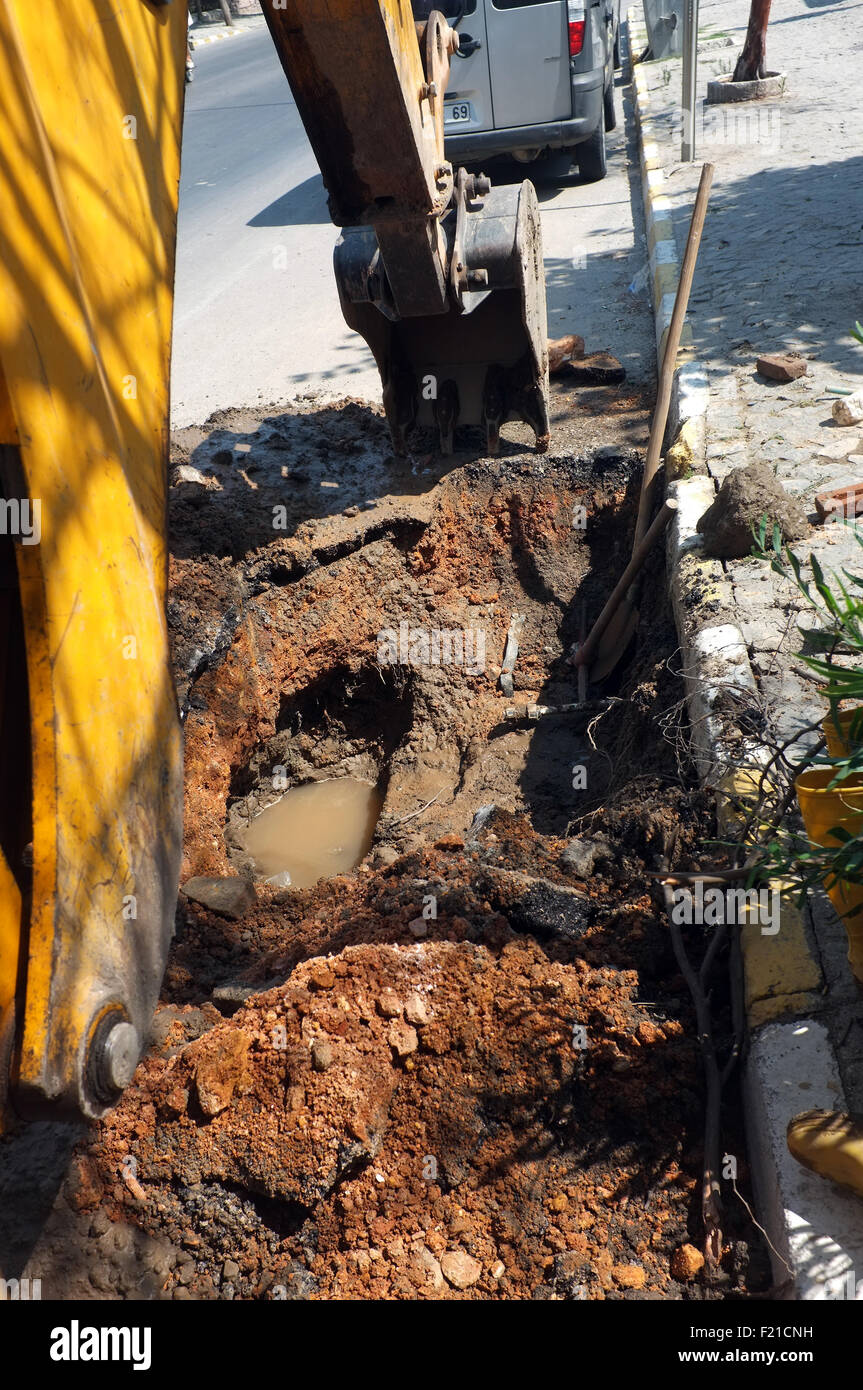 Excavator doing roadwork Stock Photo - Alamy