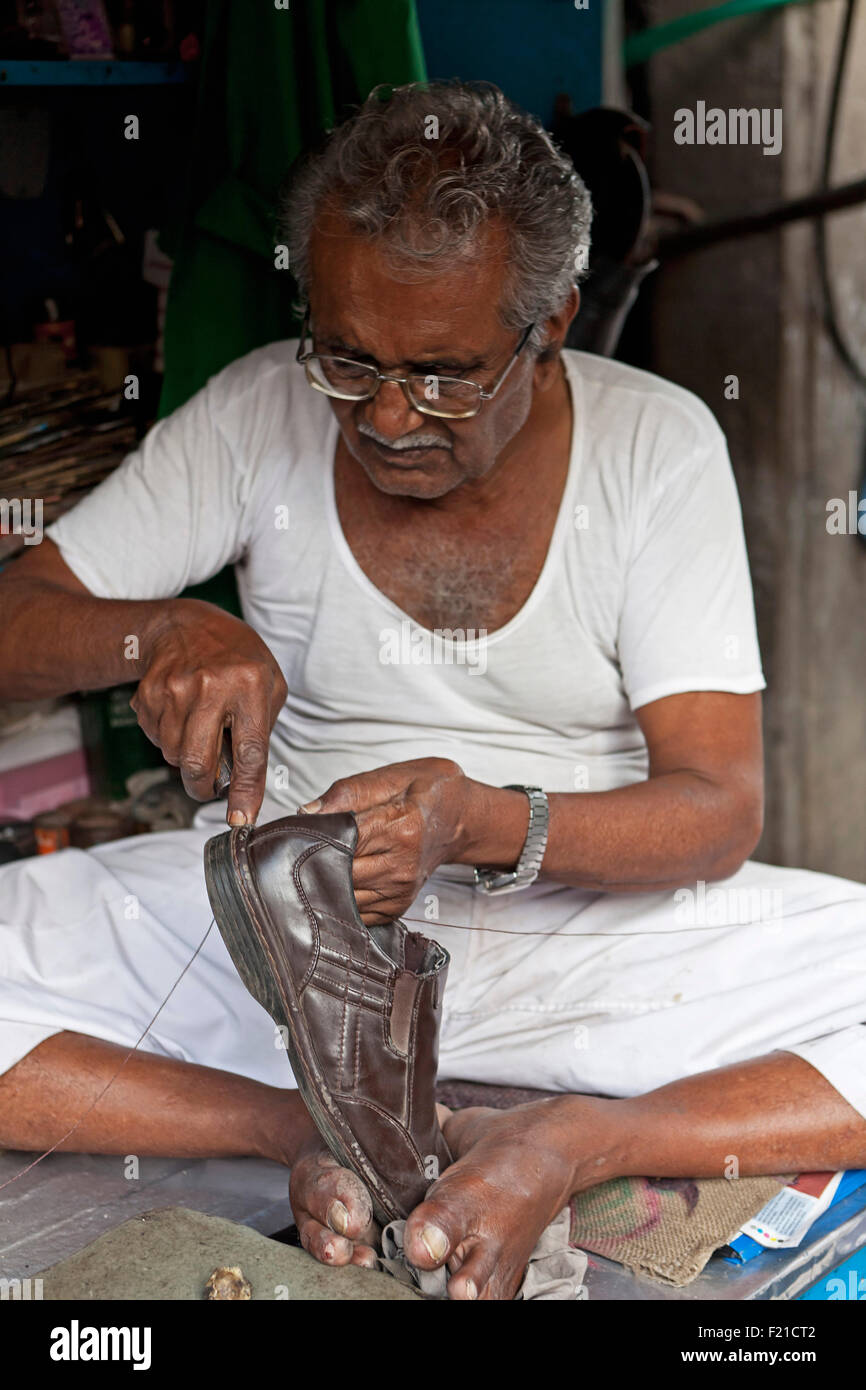 Pavement cobbler hi-res stock photography and images - Alamy