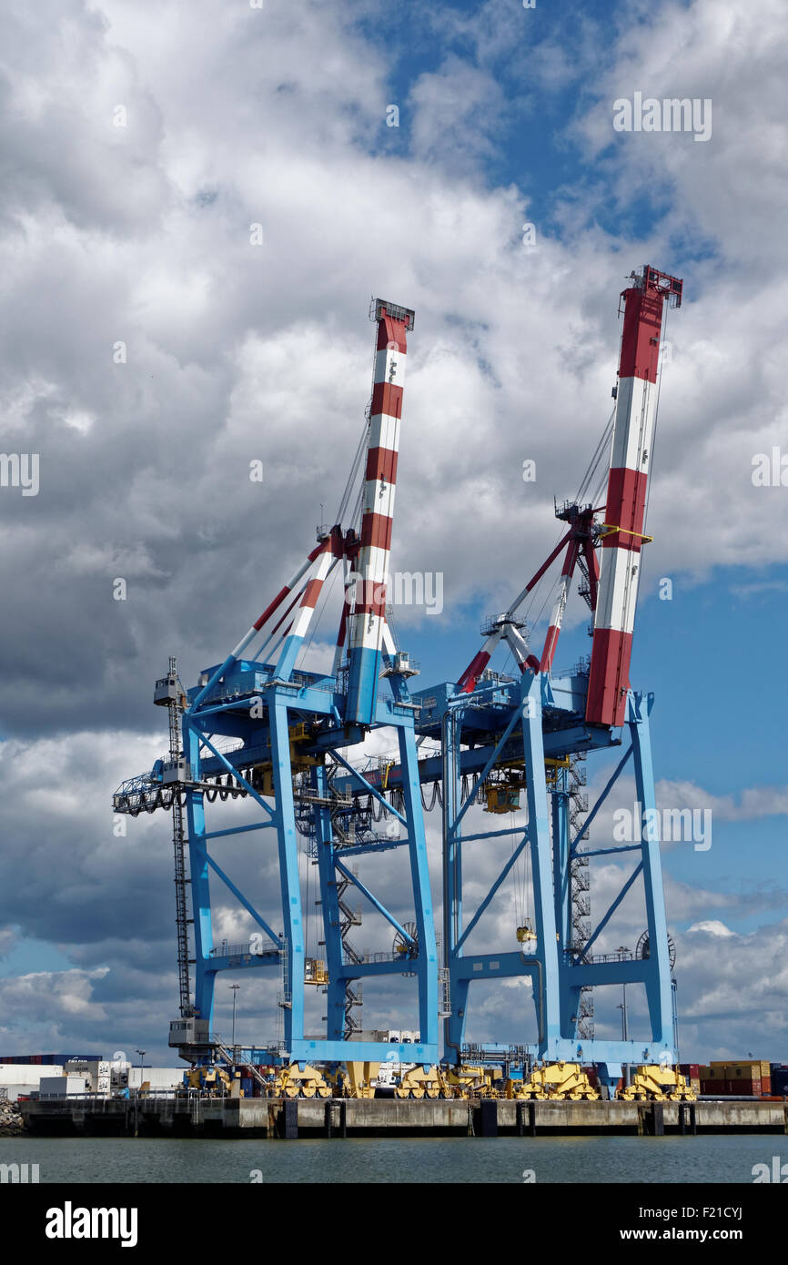 Shipyard cranes hi-res stock photography and images - Alamy