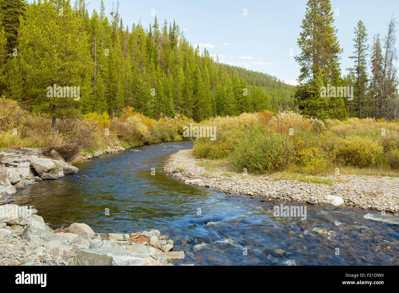 River flowing through mountain hi-res stock photography and images - Alamy