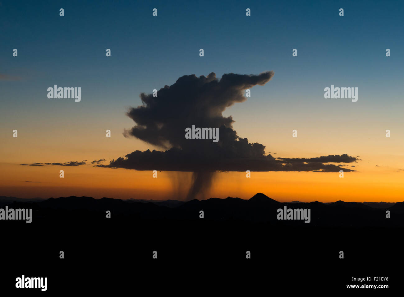 Single Cell Thunderstorm Stock Photo - Alamy