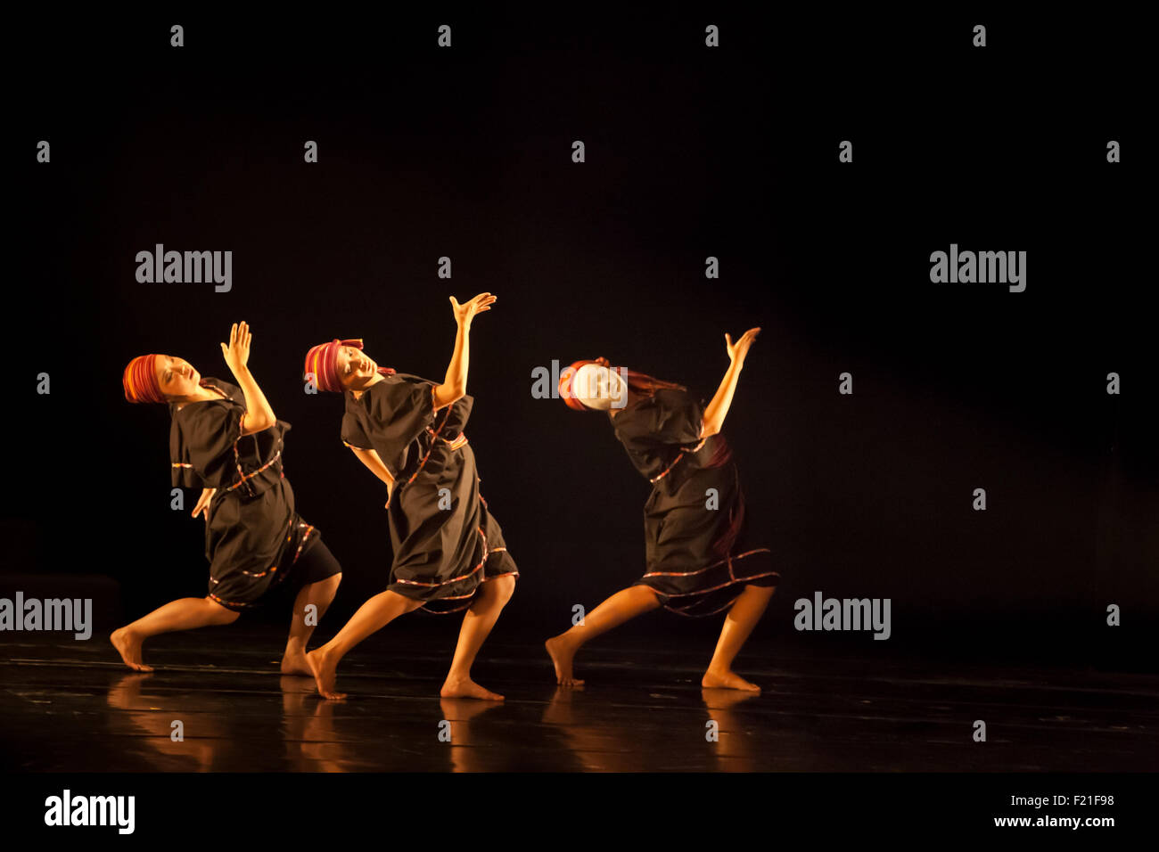 Indonesian traditional dance Stock Photo - Alamy
