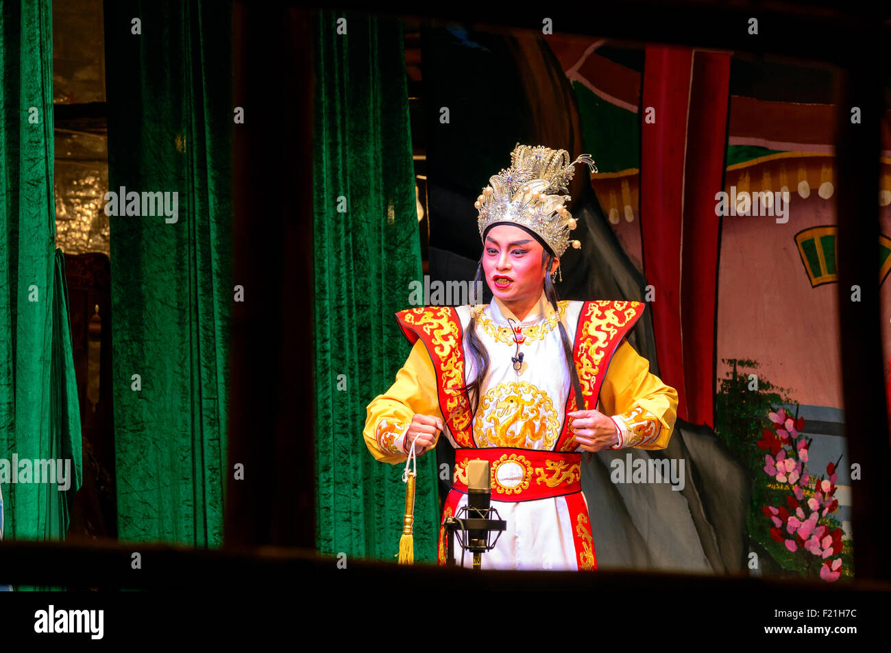 Beautiful female chinese opera singer hi-res stock photography and ...