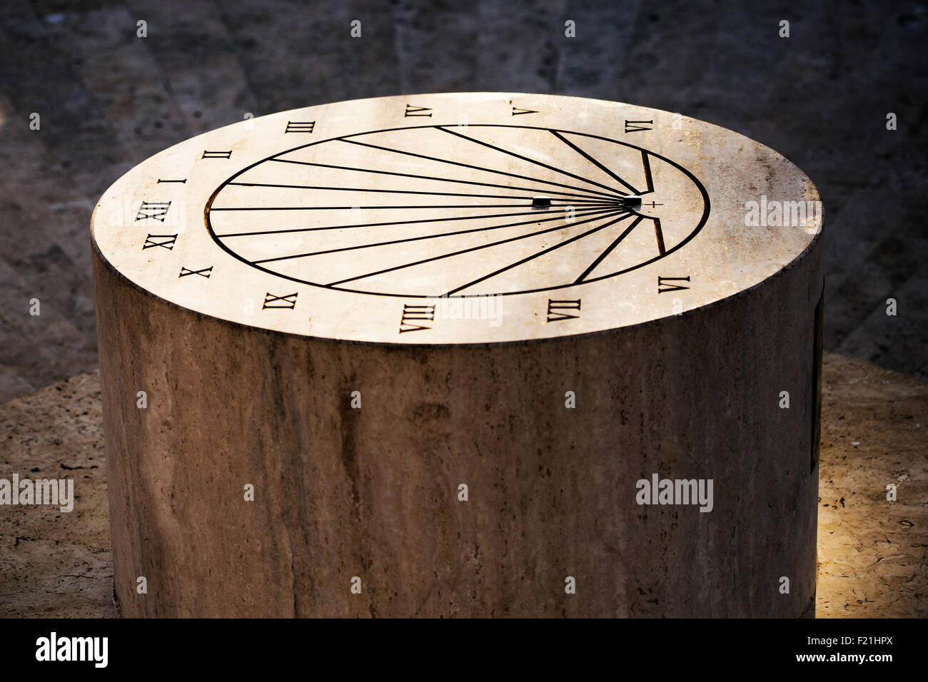 Sundial clock time hi-res stock photography and images - Alamy
