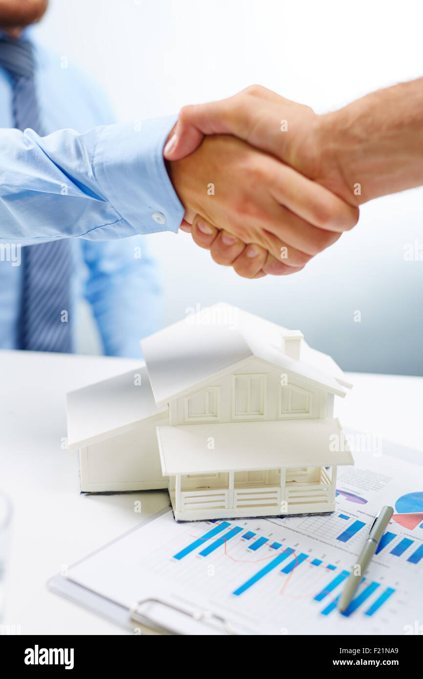 Handshake of buyer and vendor of real estate Stock Photo - Alamy