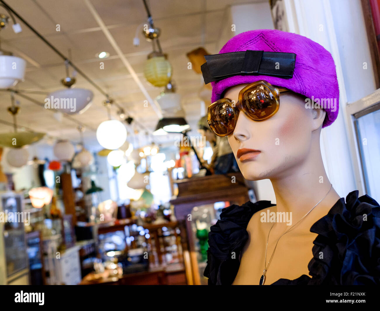 Antique mannequin head hi-res stock photography and images - Alamy