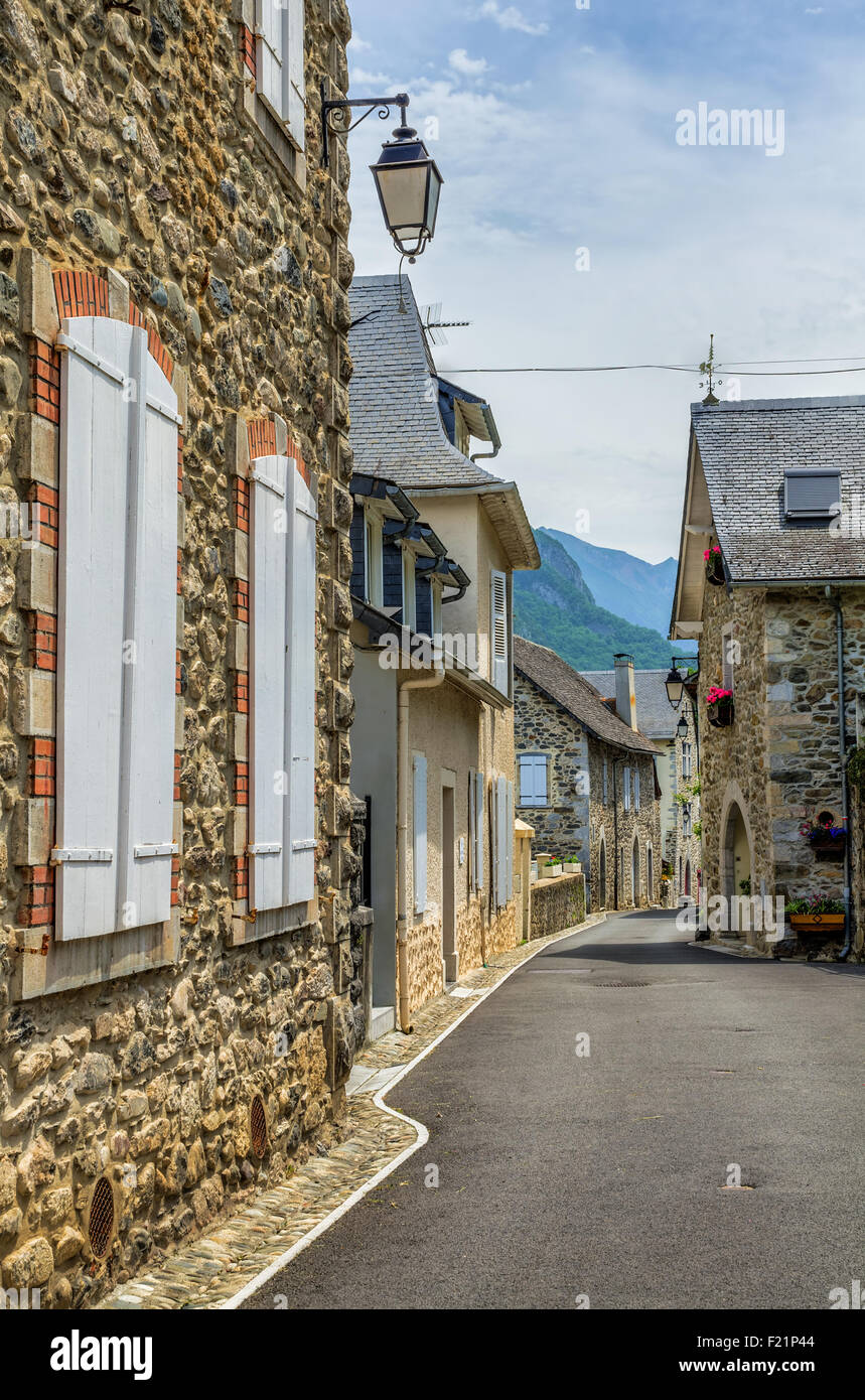 French village street scene hi-res stock photography and images - Alamy