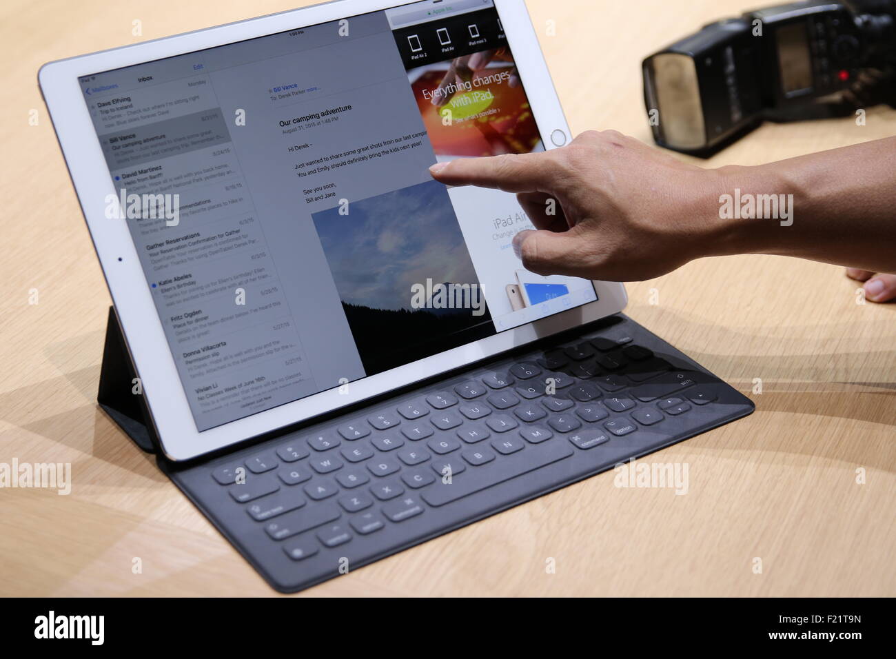 Woman with ipad box hi-res stock photography and images - Alamy