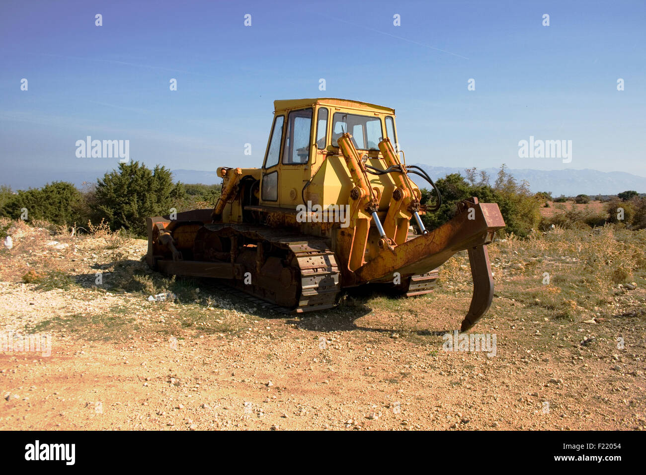 Old caterpillar bulldozer hi-res stock photography and images - Alamy
