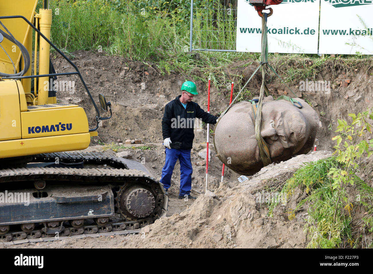 Berlin, Germany. 10th Sep, 2015. Workers secure a giant Lenin head ...