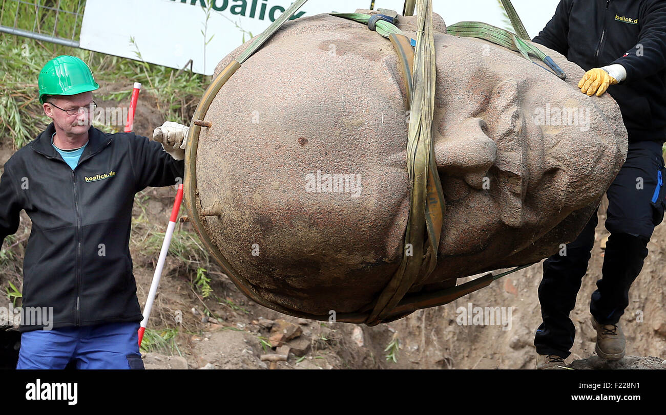 Berlin, Germany. 10th Sep, 2015. A worker secures a giant Lenin head ...