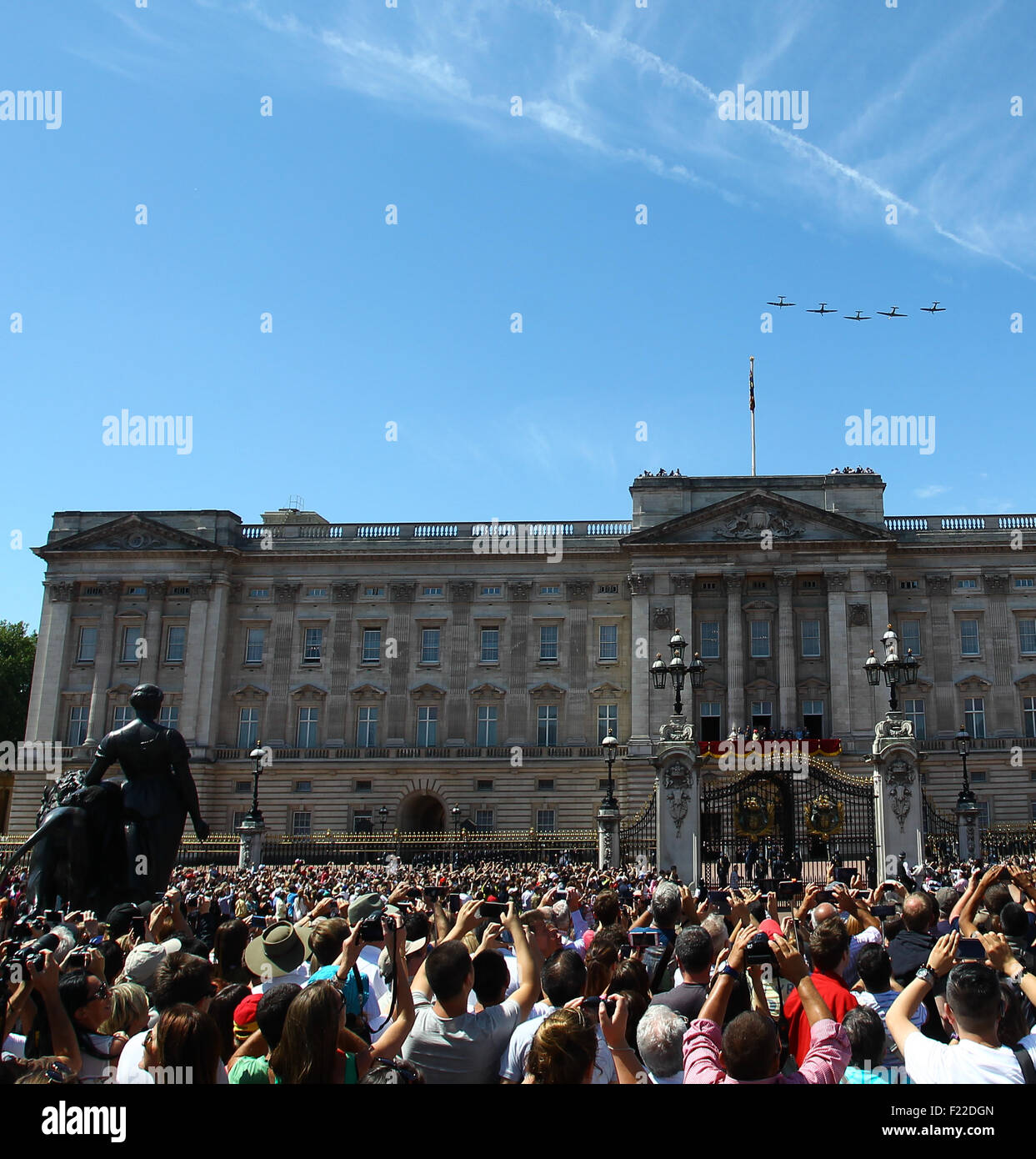 Members royal family on balcony buckingham palace hi-res stock ...