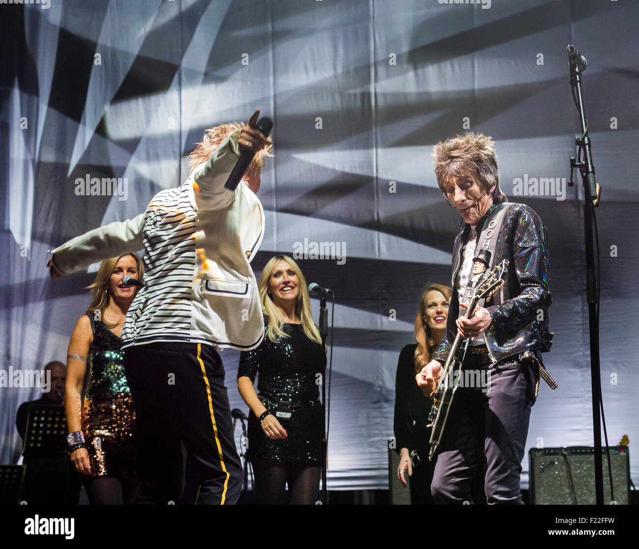 Rod Stewart and Ronnie Wood singing. The Faces, reunited, perform in ...