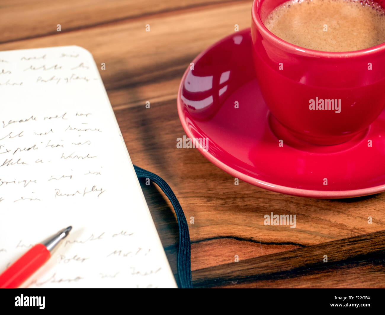 Notizbuch mit Kaffeetasse Stock Photo - Alamy