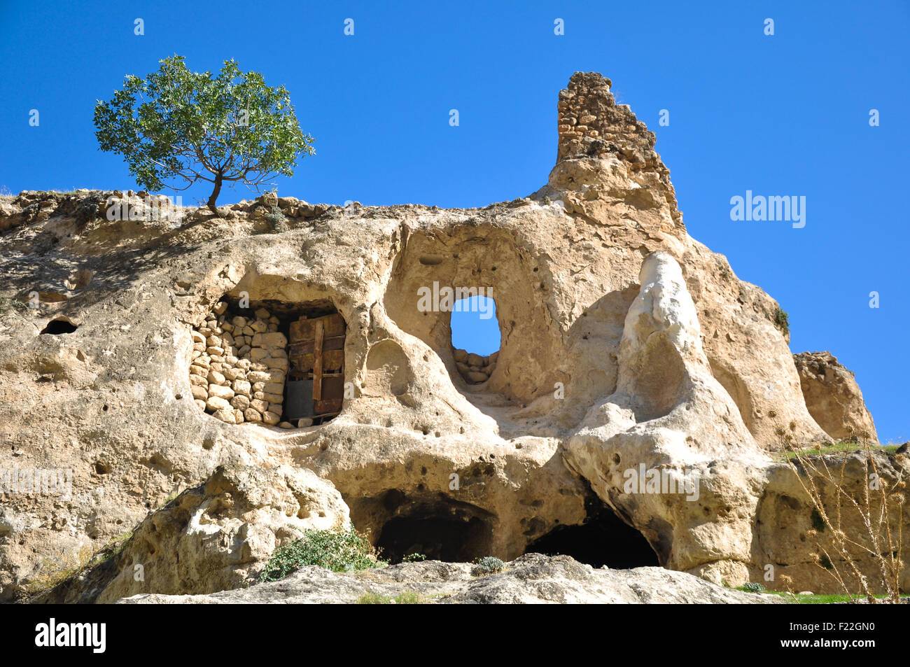 Underground cave house hi-res stock photography and images - Alamy