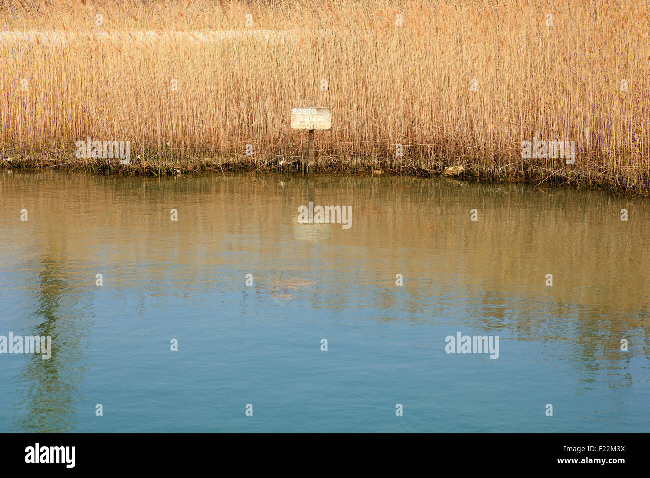 Sign on the river bank marked "Mooring busy Stock Photo - Alamy