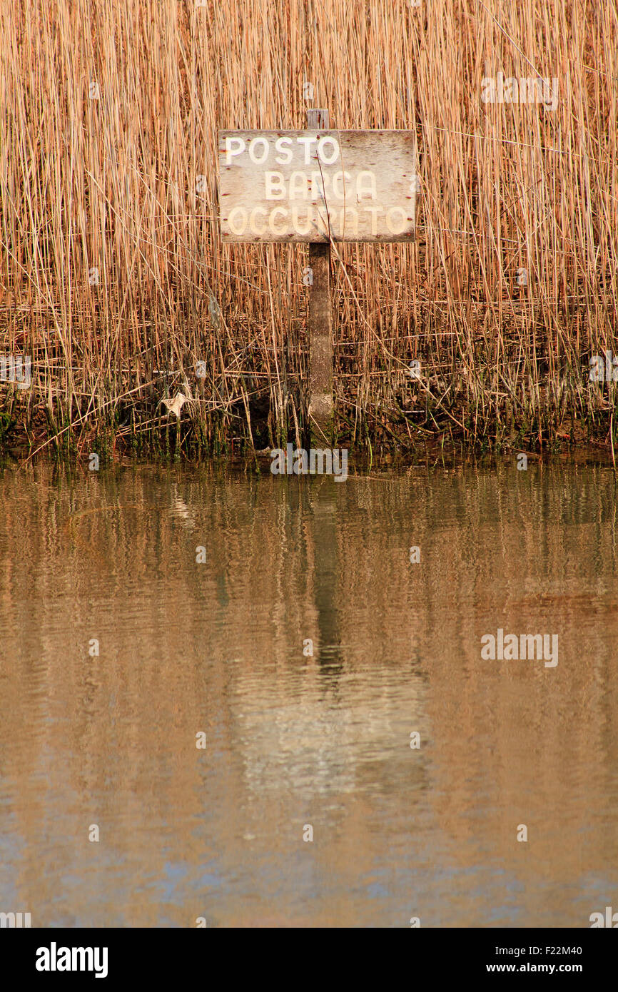 Sign on the river bank marked "Mooring busy Stock Photo - Alamy
