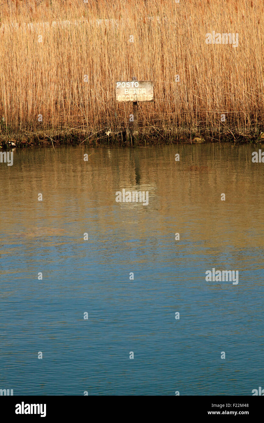 Sign on the river bank marked "Mooring busy Stock Photo - Alamy