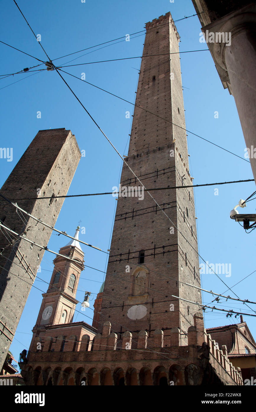 Bologna torri asinelli garisenda hi-res stock photography and images ...