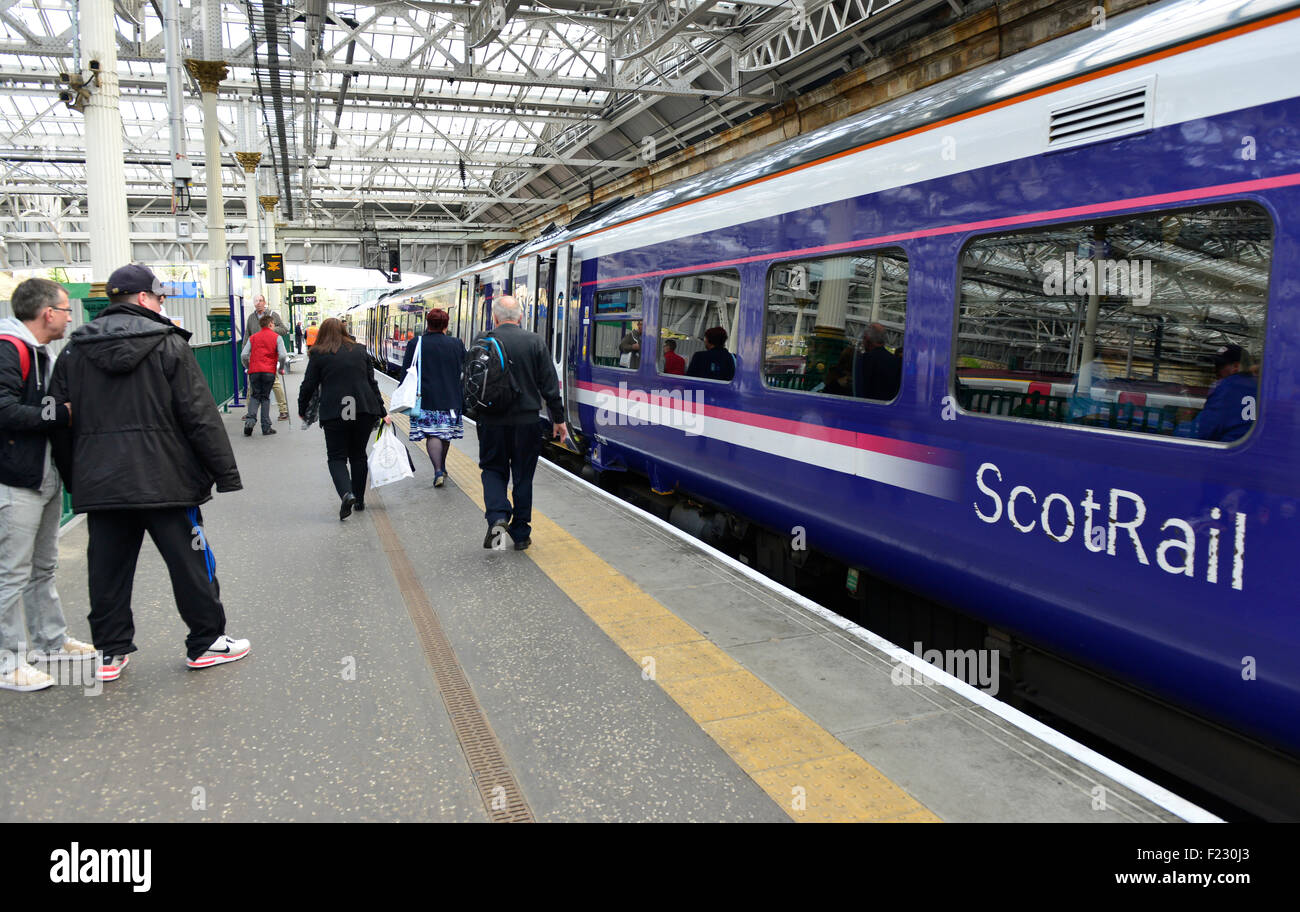 Train Edinburgh Waverley Station with passengers waiting to board Stock ...
