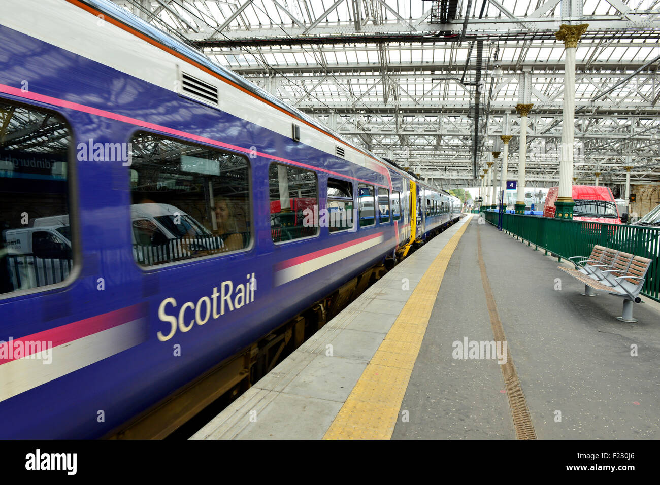 Train arriving at Edinburgh Waverley Station Stock Photo - Alamy