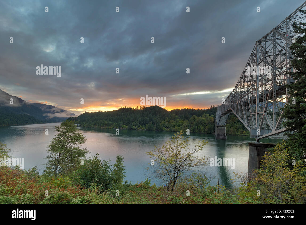 The cascade locks hi-res stock photography and images - Alamy