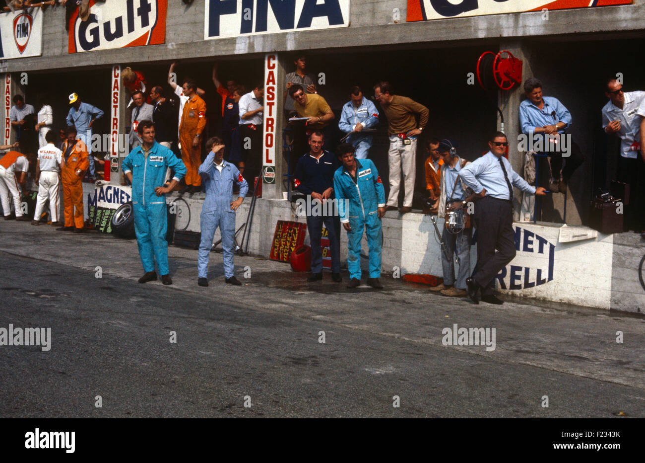 Mechanics in pit lane hi-res stock photography and images - Alamy