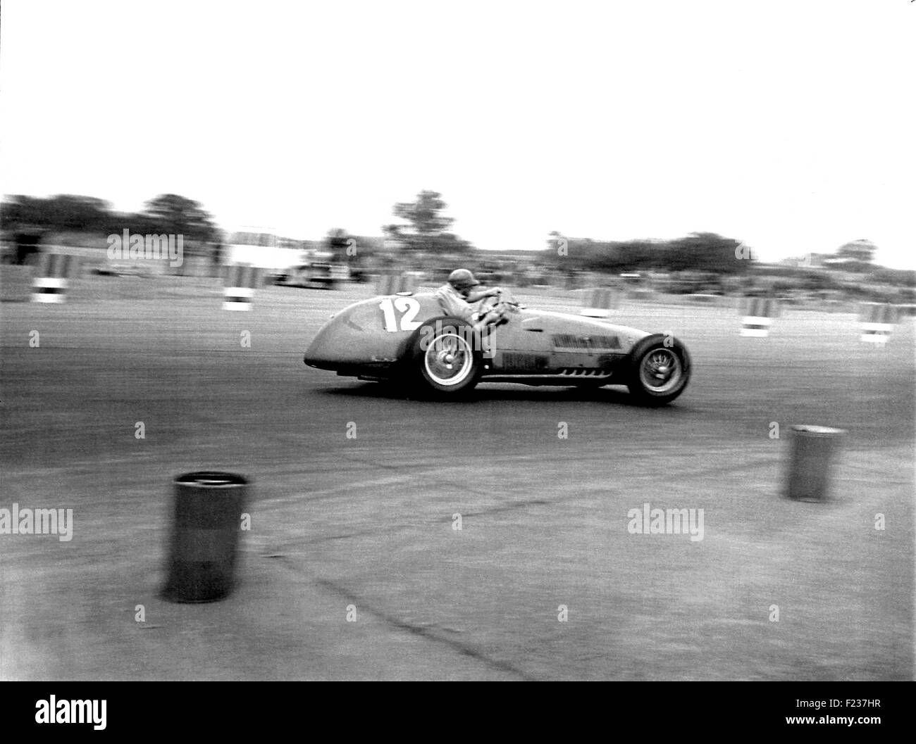 Gonzalez driving a Ferrari 375 3-4 in the British GP Silverstone 1951 ...