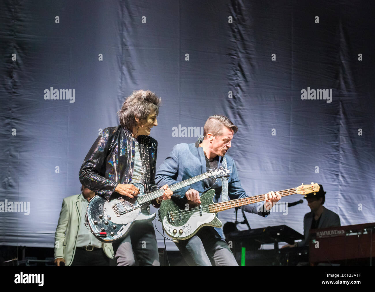 Ronnie Wood and Conrad Korsch play guitar together The Faces, reunited ...