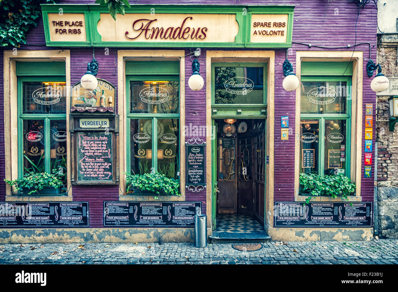 Eating spare ribs hi-res stock photography and images - Alamy