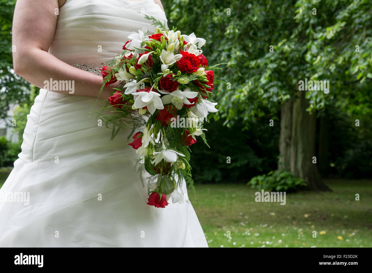 Hand woman holding bridal bouquet hi-res stock photography and images ...