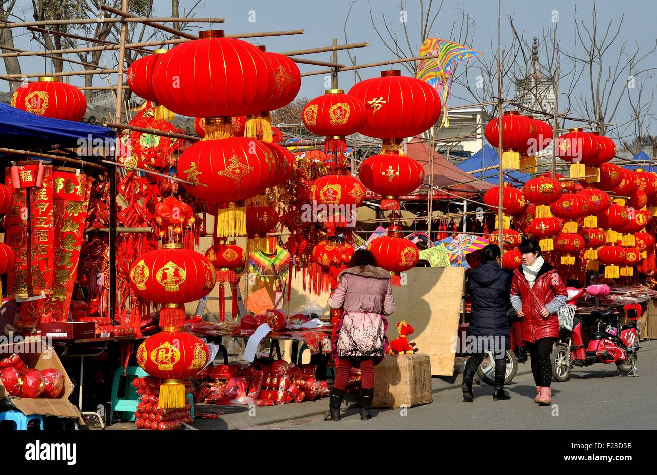 Chinese new year decorations hi-res stock photography and images - Alamy