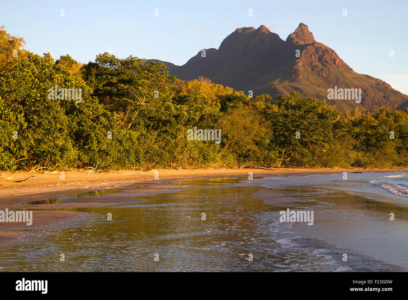 Zoe bay hinchinbrook island hi-res stock photography and images - Alamy