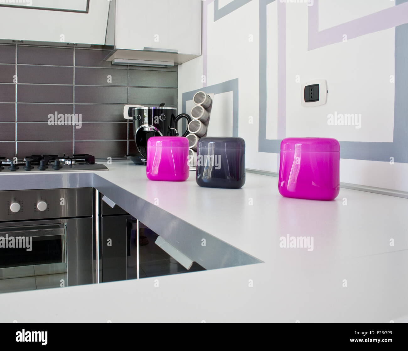 Fuchsia Plastic bowls on white kitchen Stock Photo - Alamy