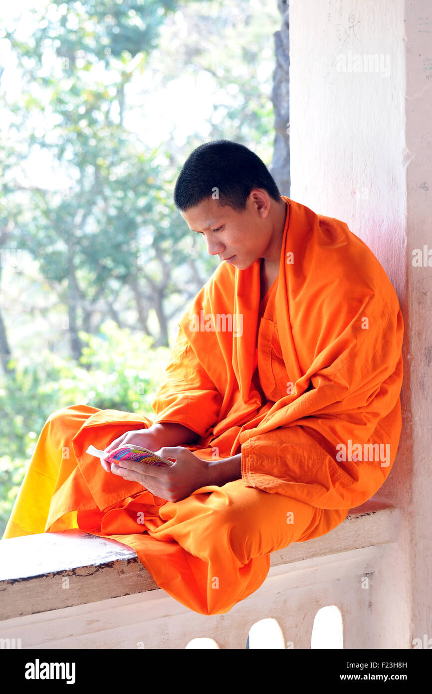 Monk reading book hi-res stock photography and images - Alamy