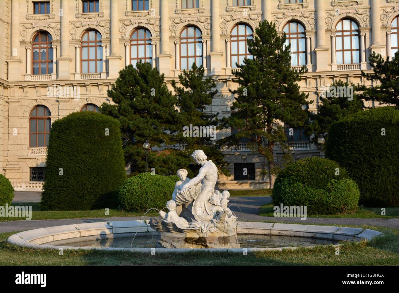 Fountain statue in front of Art History Museum,Vienna Stock Photo - Alamy