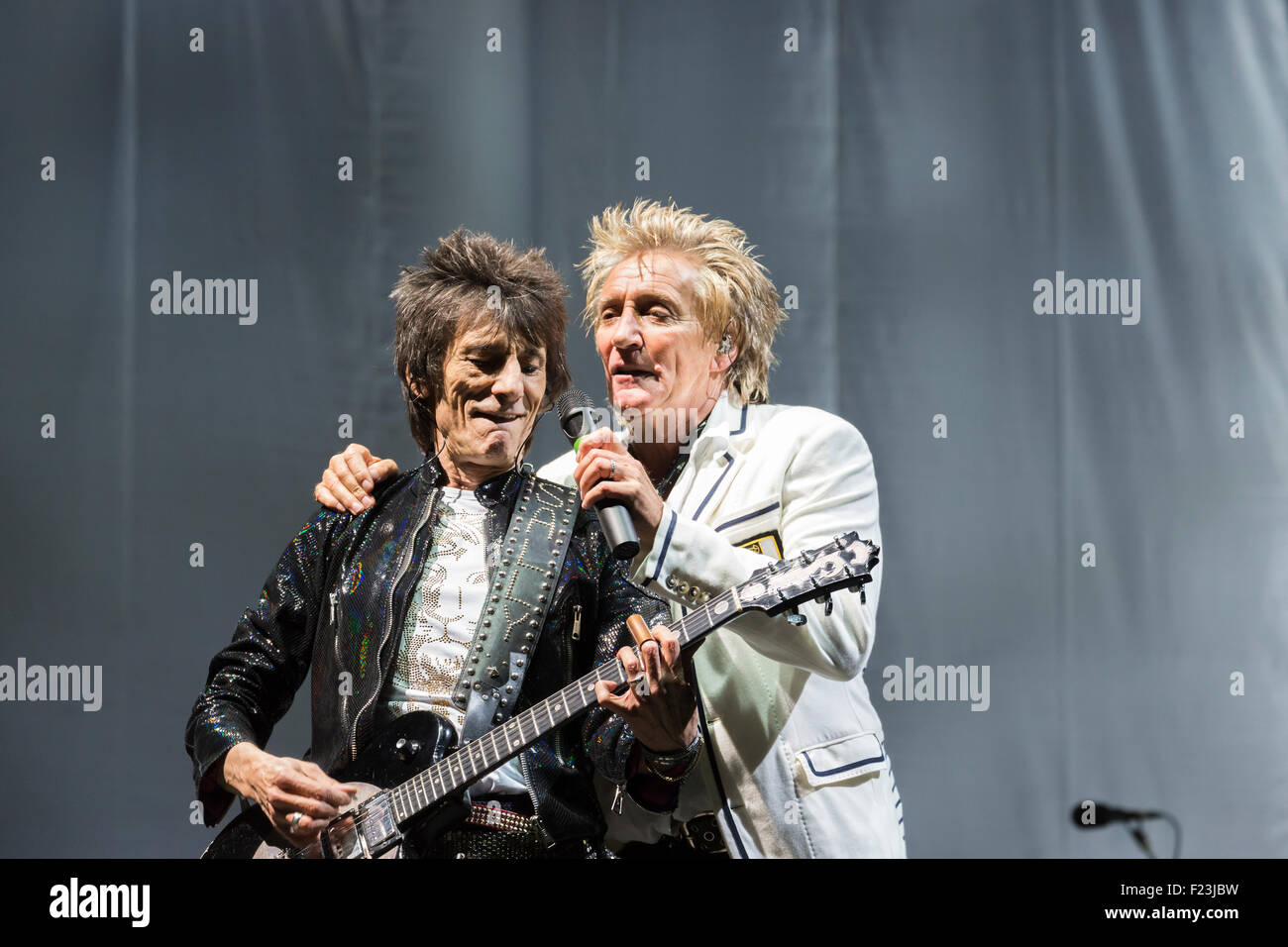 Rod Stewart and Ronnie Wood singing. The Faces, reunited, perform in ...