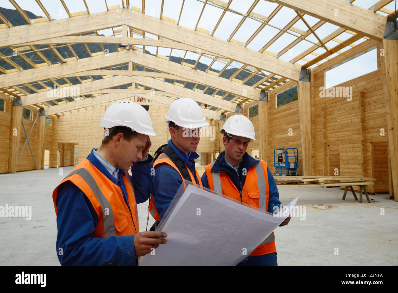 Construction worker reading plans hi-res stock photography and images ...