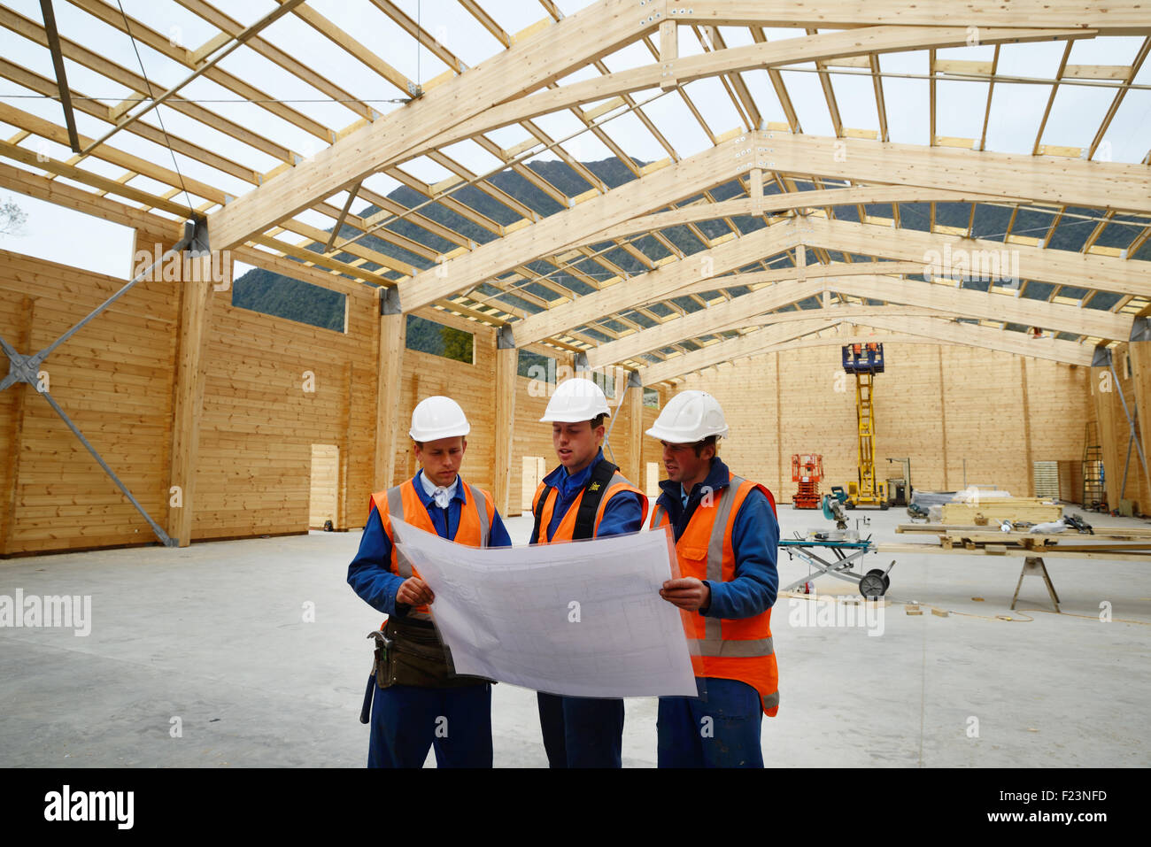 Construction worker reading plans hi-res stock photography and images ...