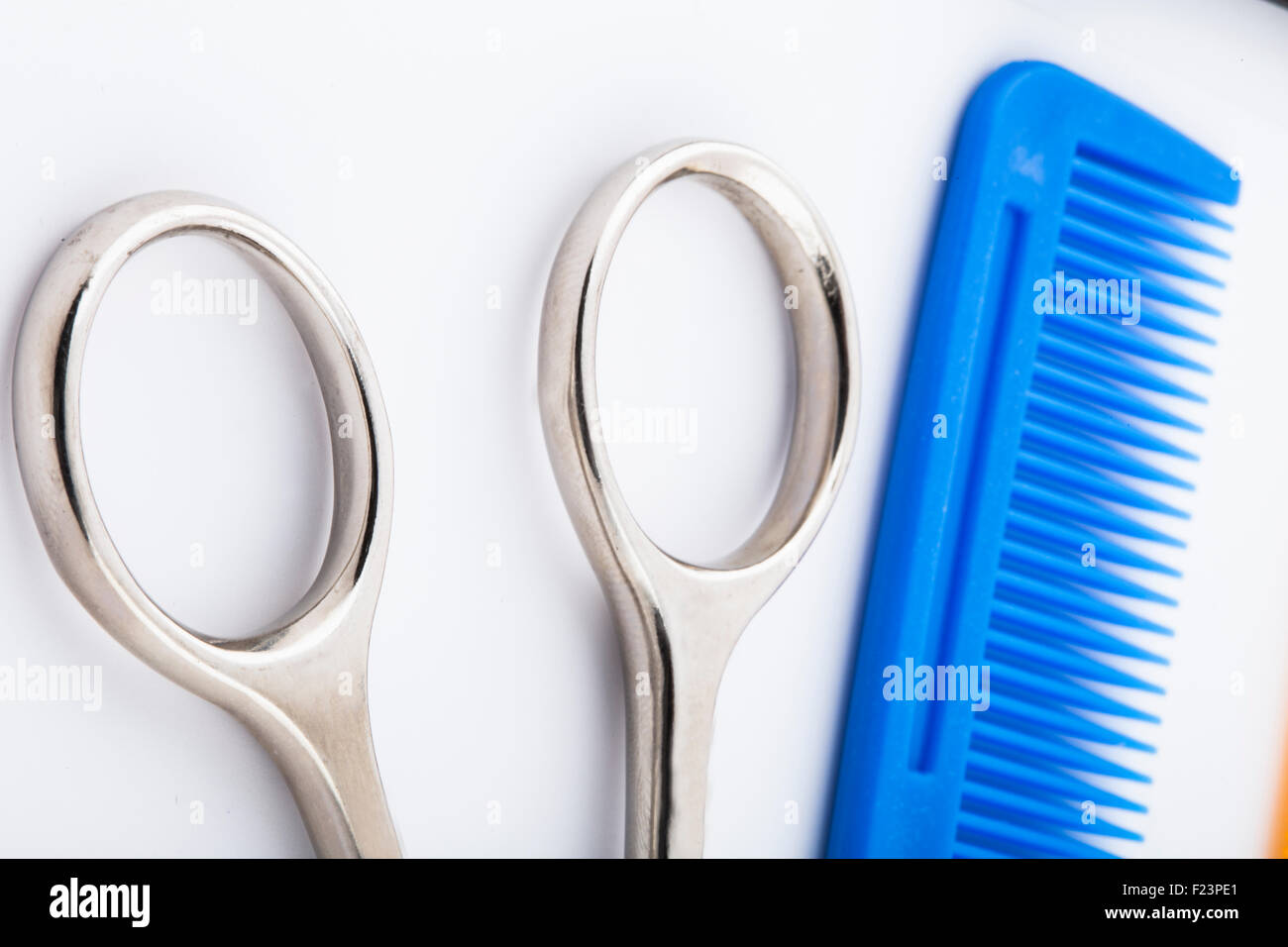 scissor and comb Stock Photo - Alamy