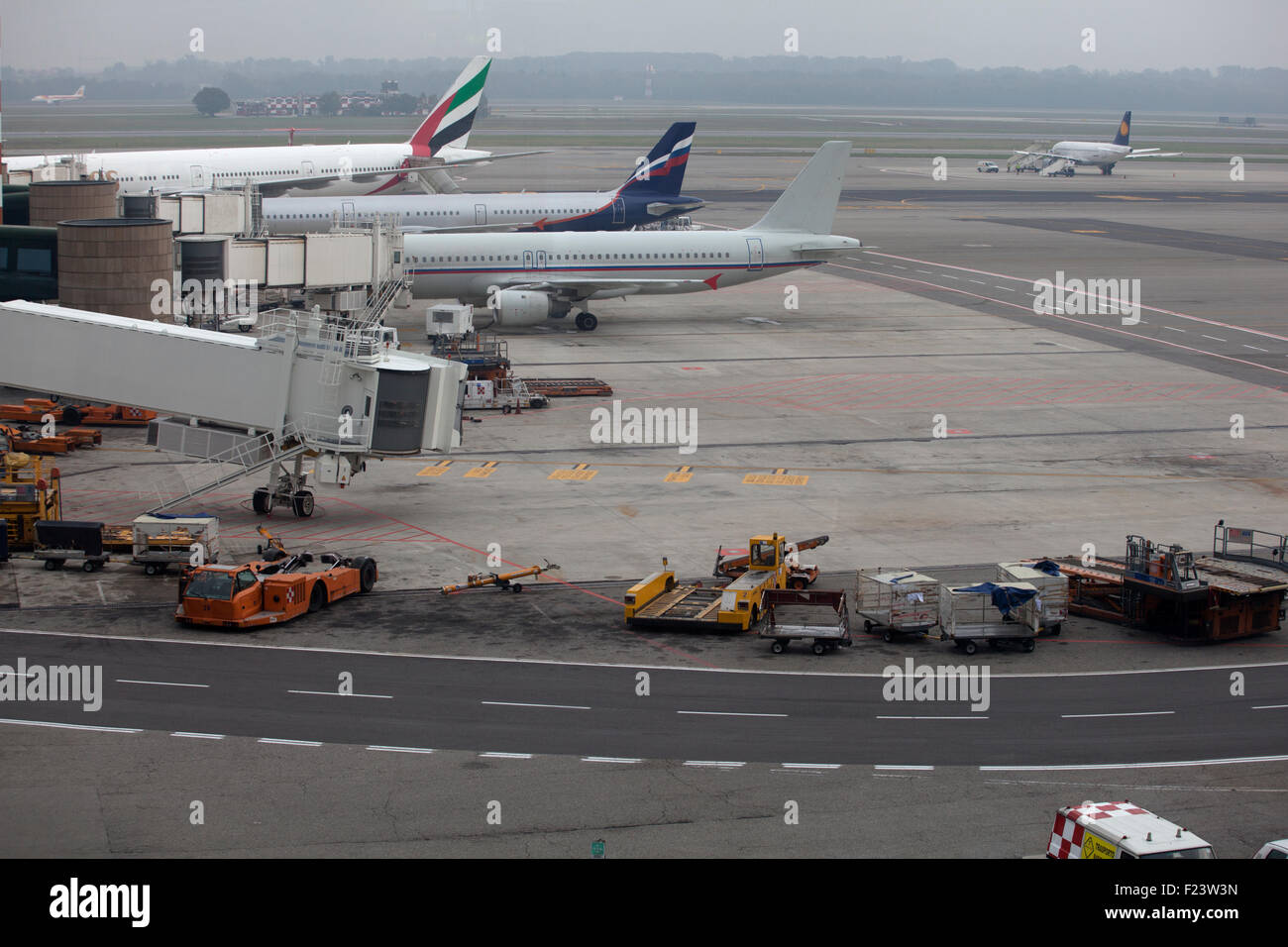 Parked widebody aircraft hi-res stock photography and images - Alamy