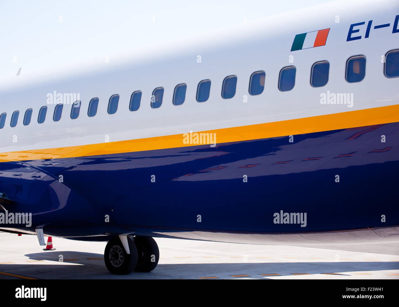 Airplane in airport hi-res stock photography and images - Alamy
