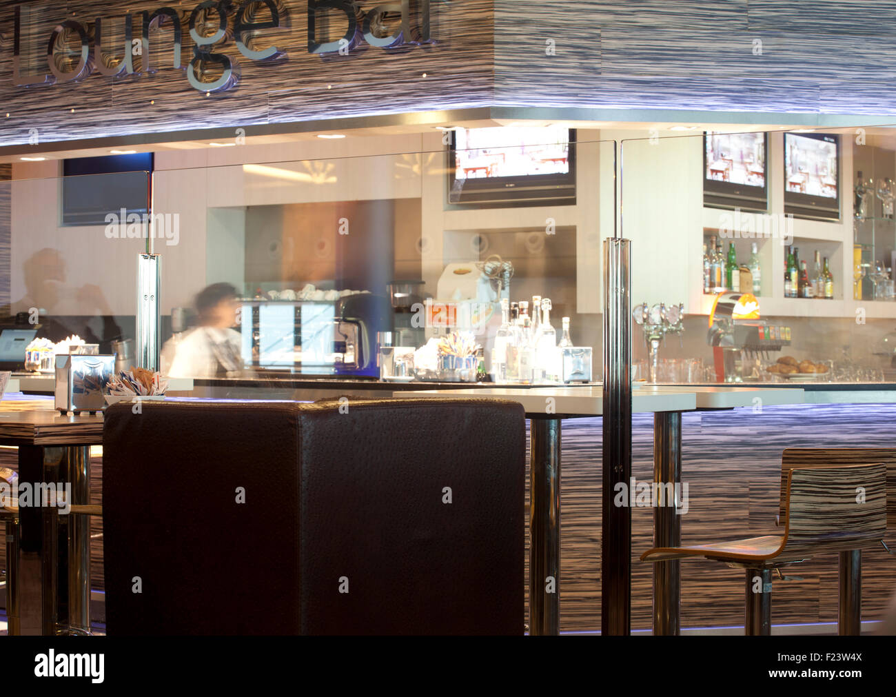Airport bar drink hi-res stock photography and images - Alamy