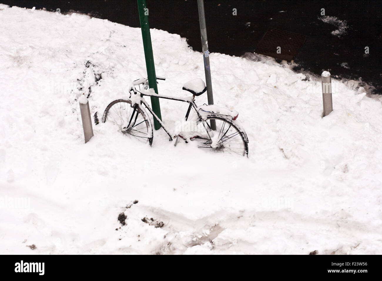A Bike covered in snow Stock Photo - Alamy