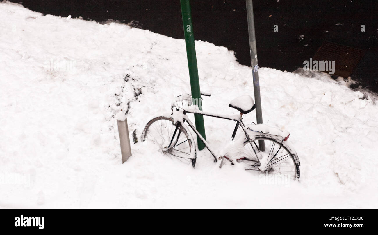 A Bike covered in snow Stock Photo - Alamy