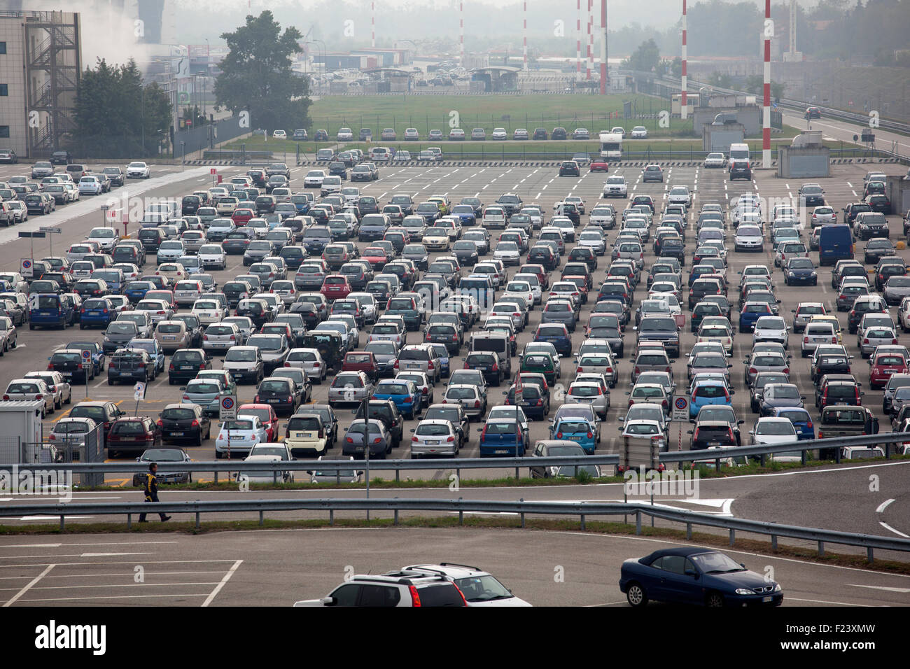 Many cars hi-res stock photography and images - Alamy