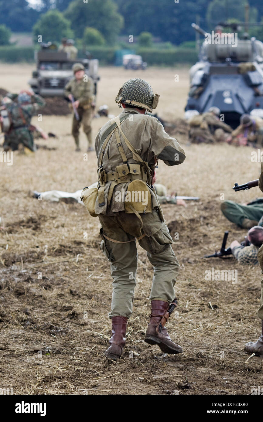 World war 11 soldiers on the battlefield Stock Photo - Alamy